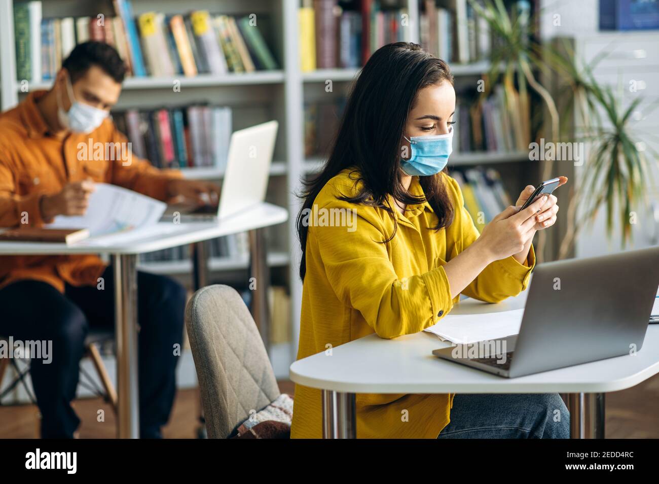 College students wearing masks hi-res stock photography and images - Alamy