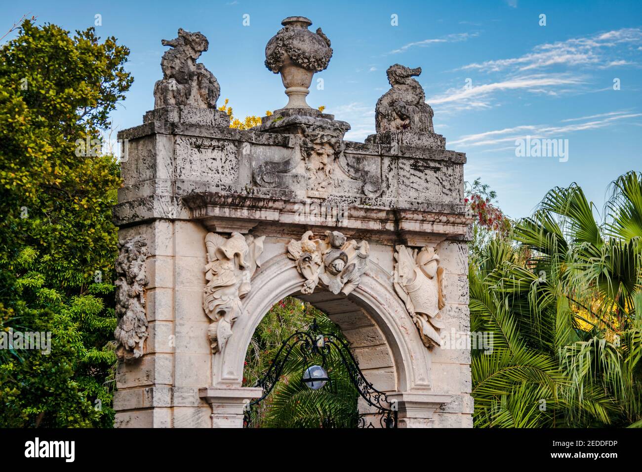 Carved stone archway hi-res stock photography and images - Alamy