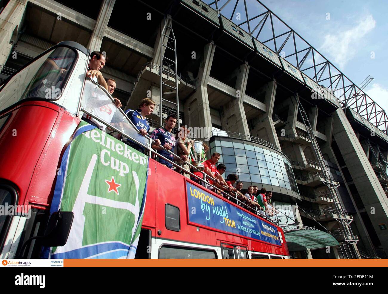 England rugby team bus hi-res stock photography and images - Alamy