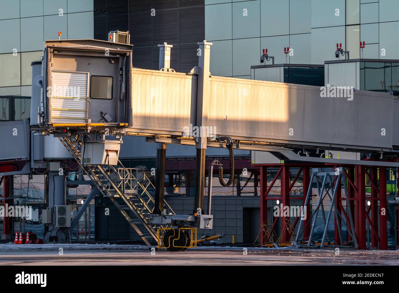 Passenger boarding bridge hi-res stock photography and images - Alamy