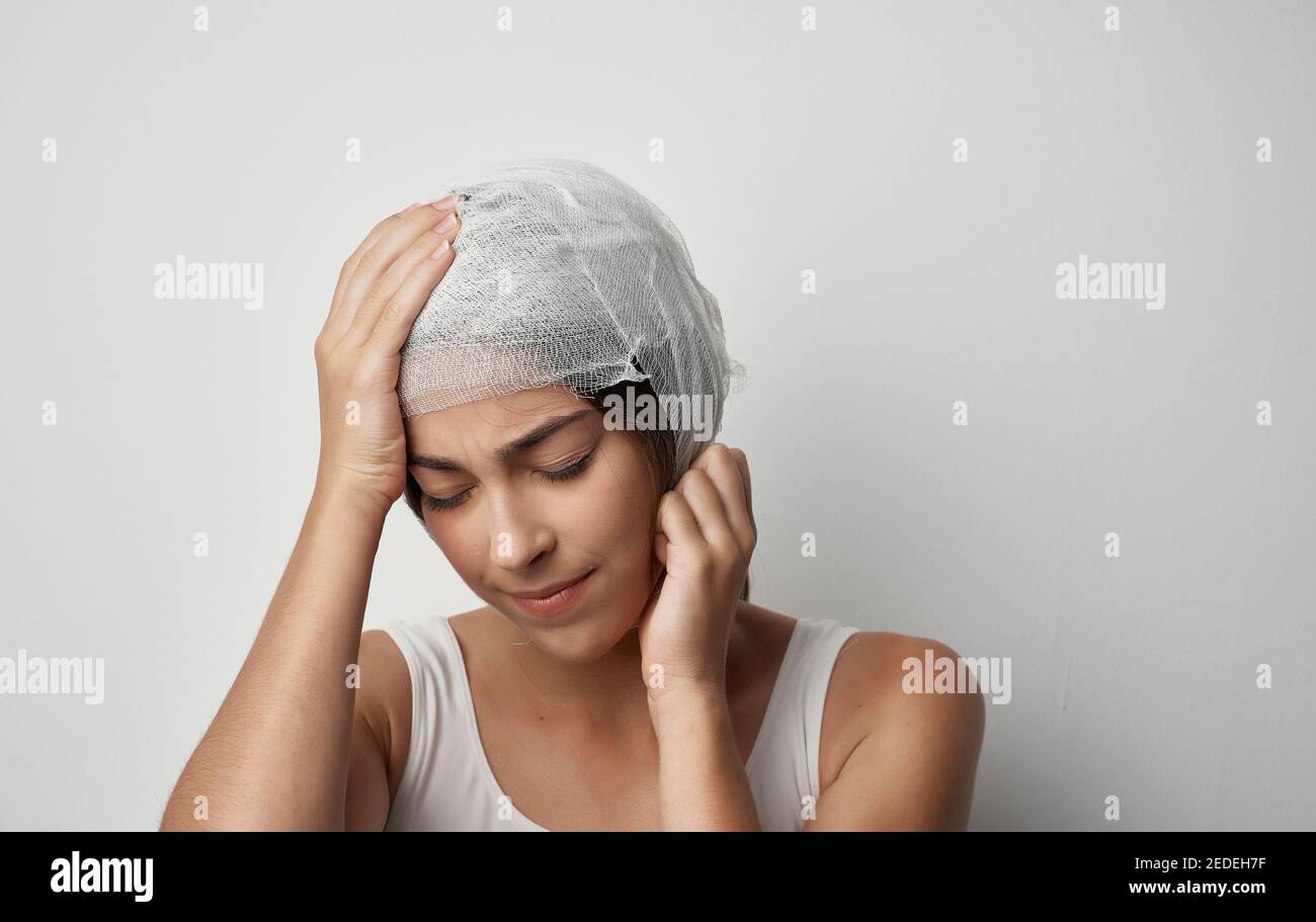 Woman with her head bandaged hi-res stock photography and images - Alamy