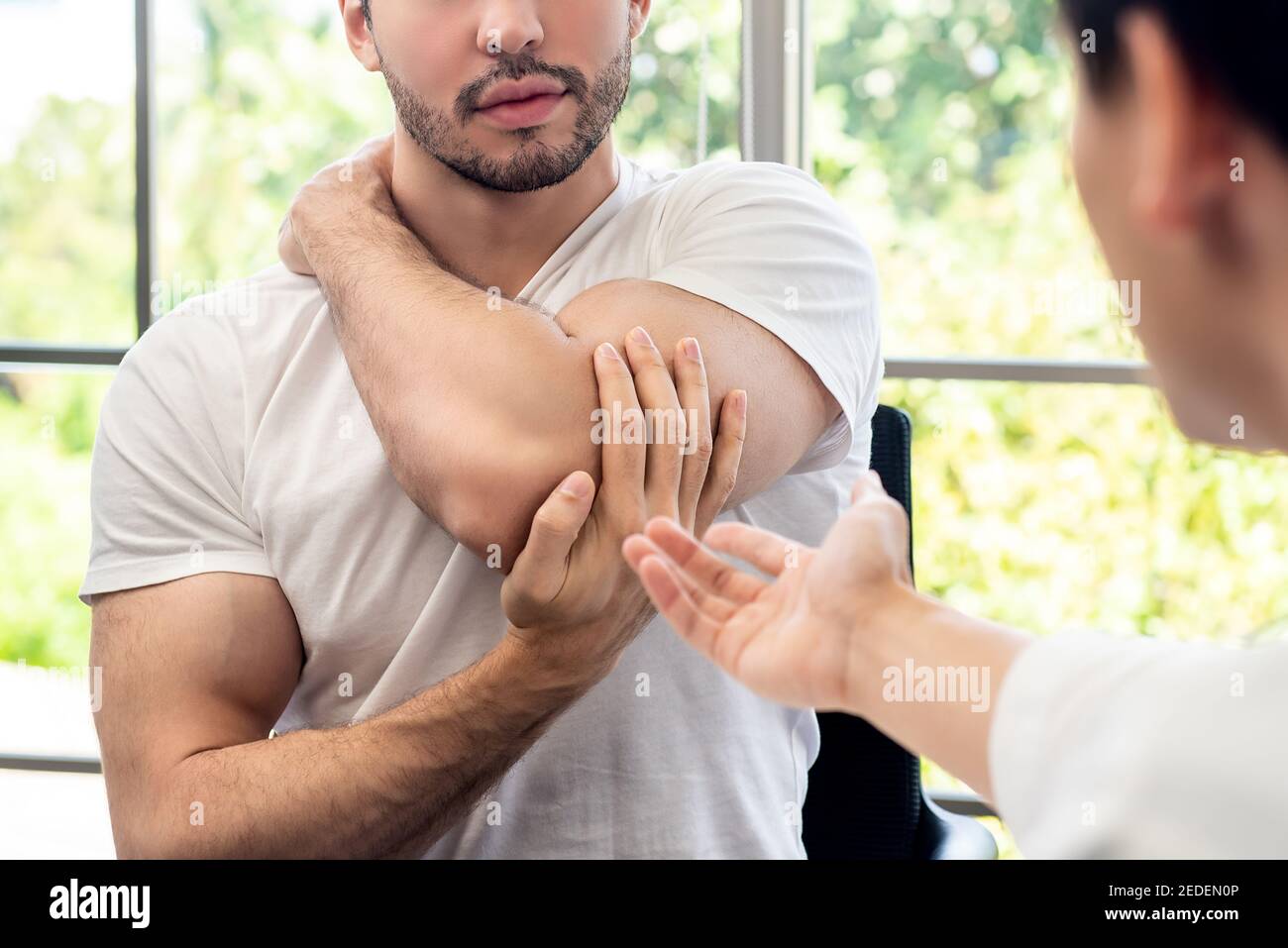 Shoulder patient hi-res stock photography and images - Alamy