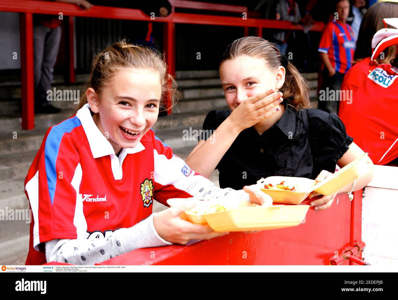 Football england fans eating hi-res stock photography and images - Alamy