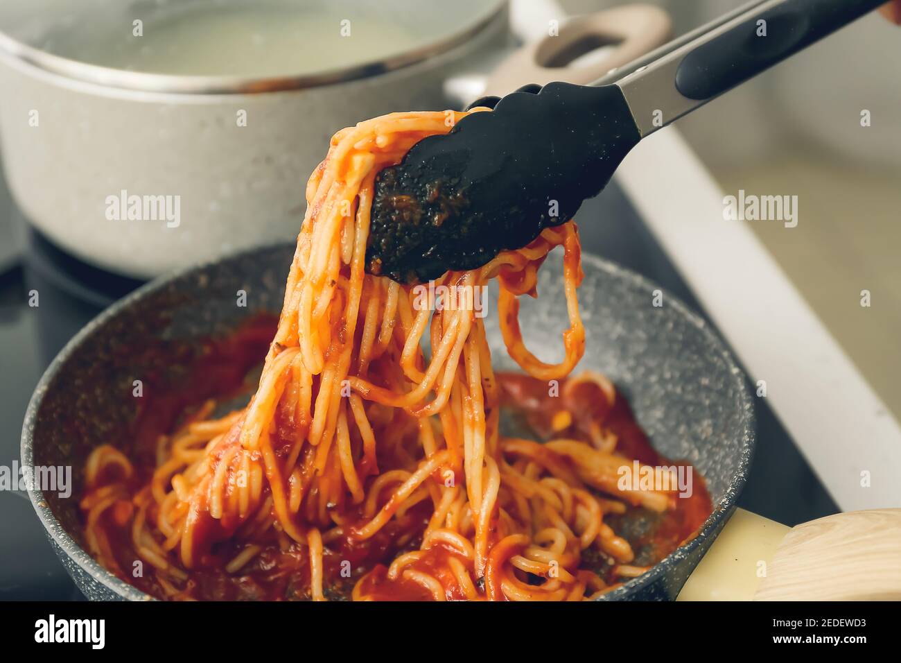 Spaghetti tong hi-res stock photography and images - Alamy