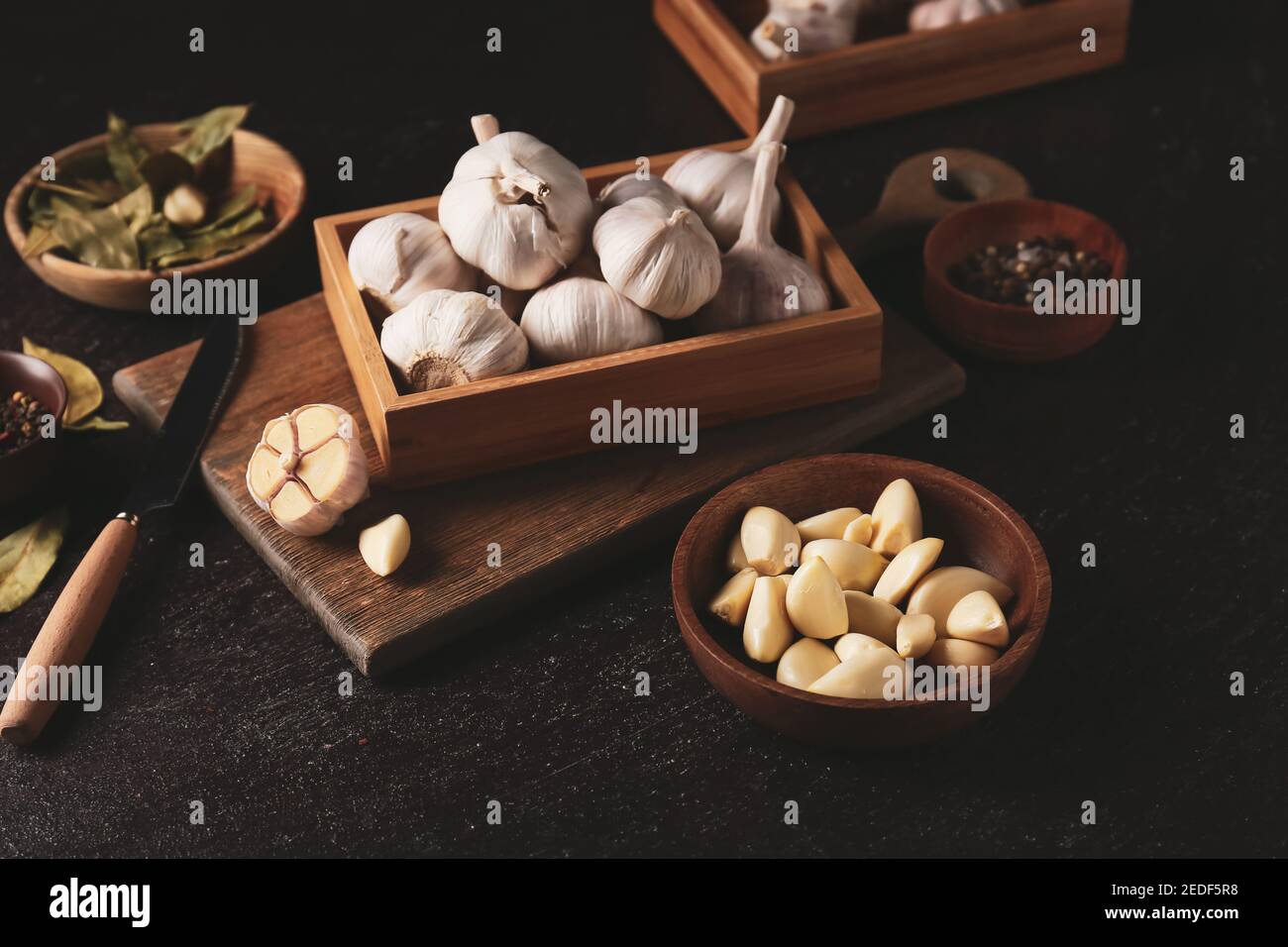 Wooden box of garlic cloves hi-res stock photography and images - Alamy