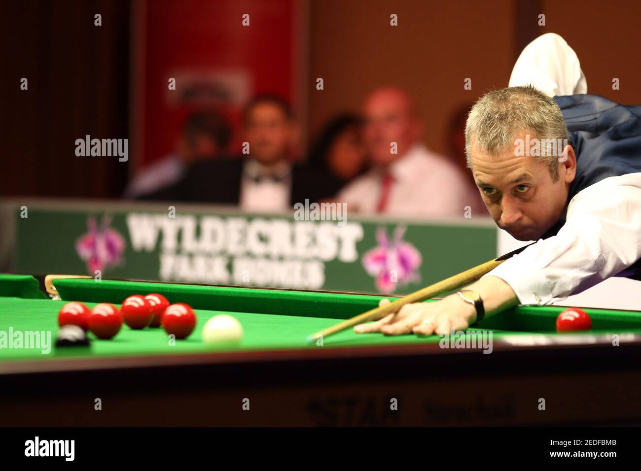 Nigel bond snooker hi-res stock photography and images - Alamy