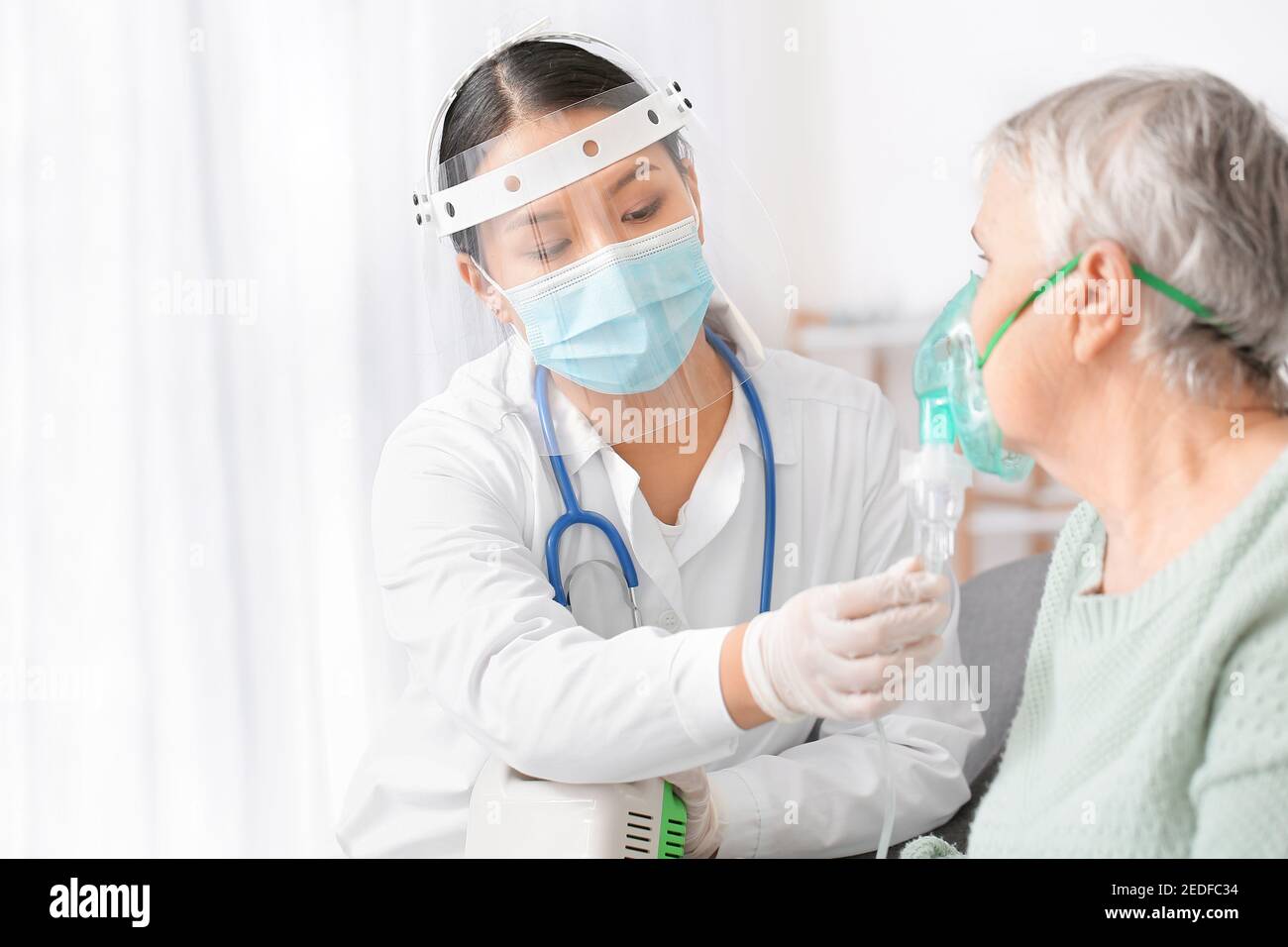 Oxygen mask home elderly hi-res stock photography and images - Alamy