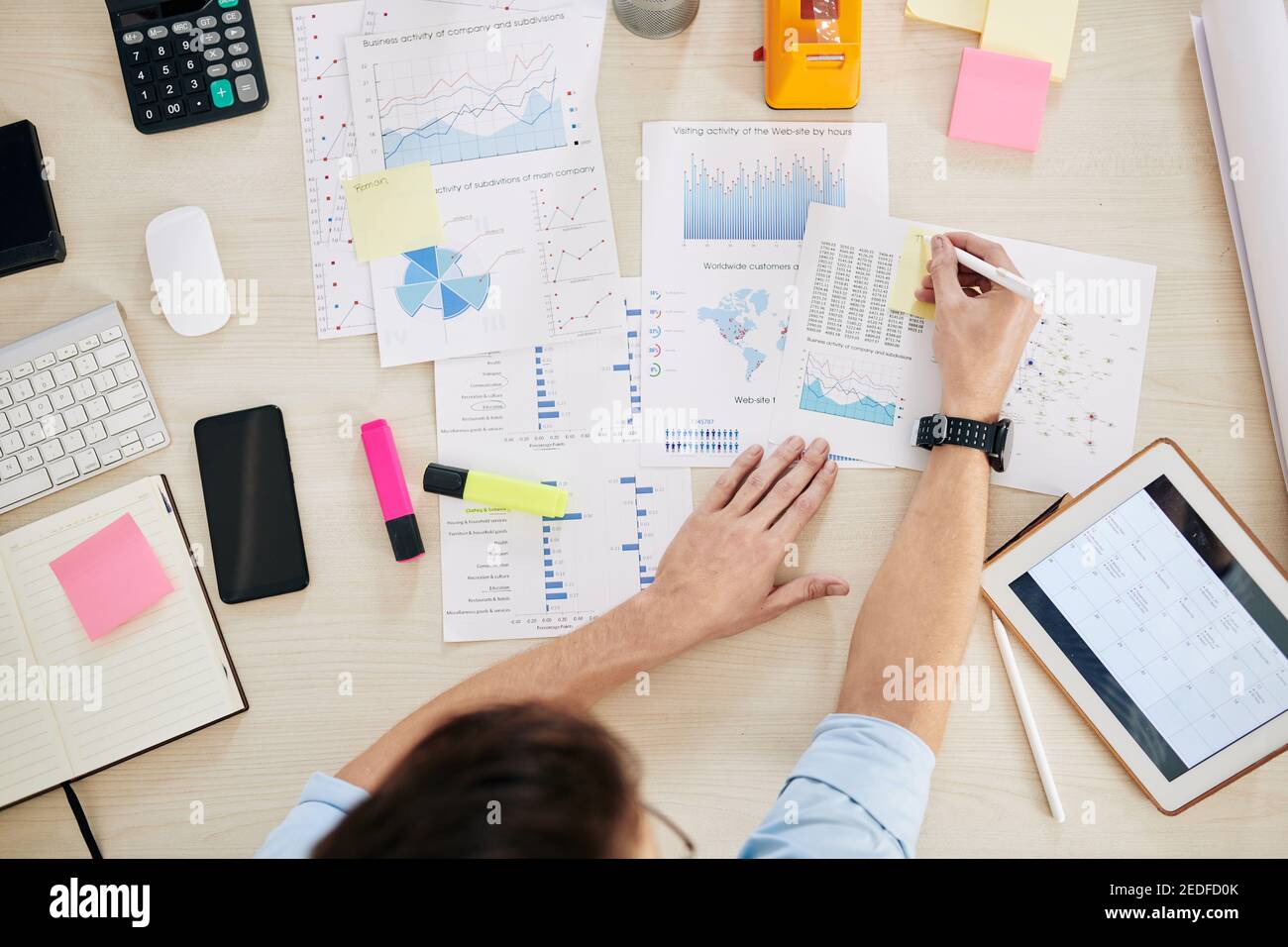 Analyzing reports hi-res stock photography and images - Alamy