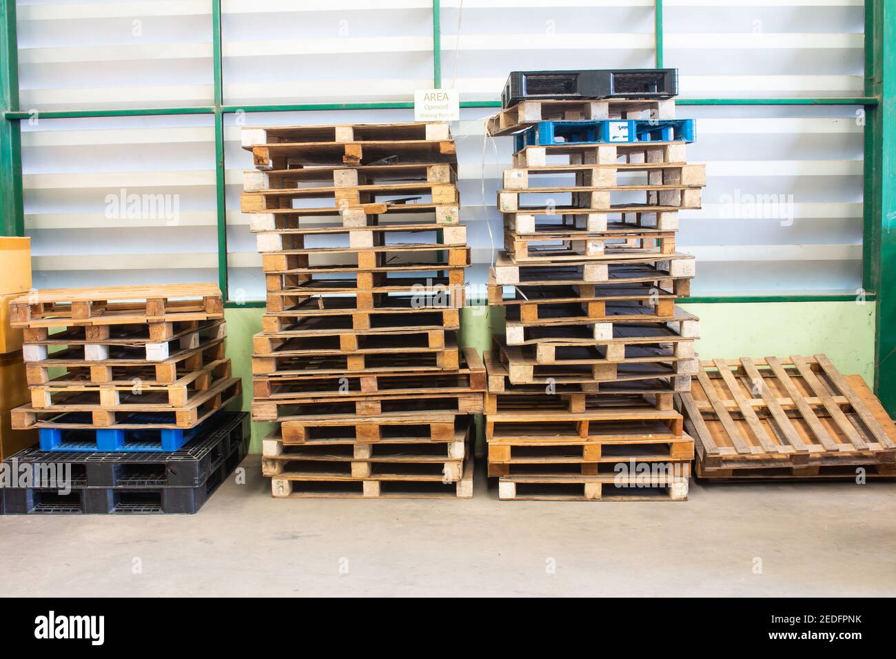 The old wood pallets, Stacks of old pallets Stock Photo - Alamy