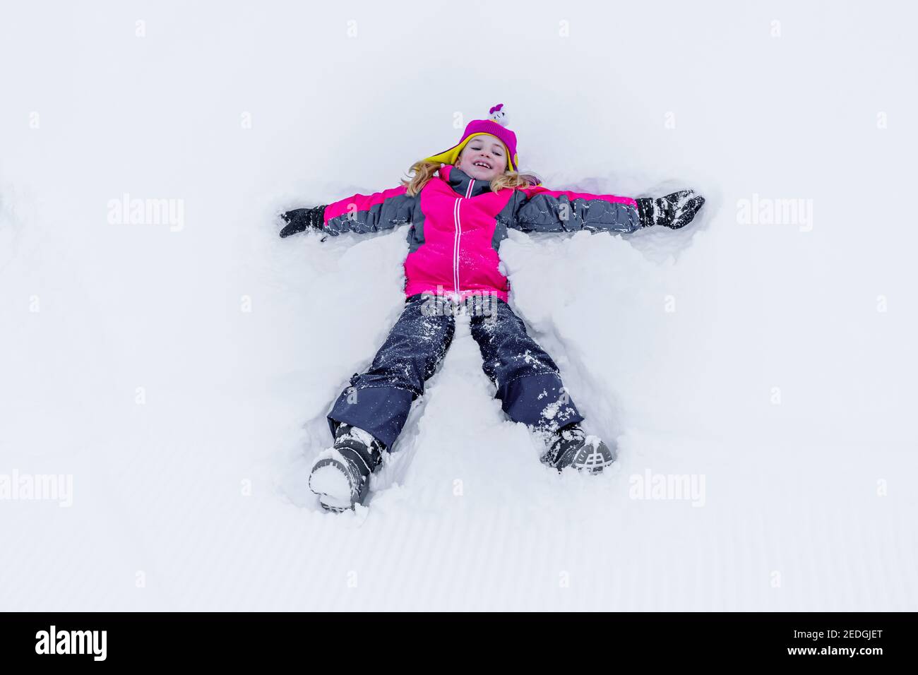 Girl laying on snow hi-res stock photography and images - Alamy