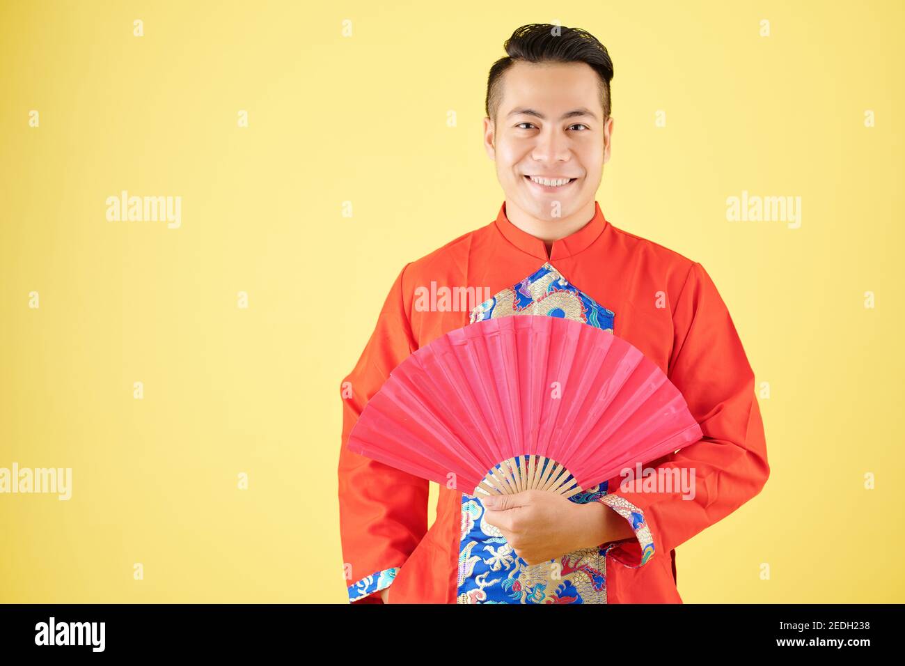 Vietnamese man with paper fan Stock Photo - Alamy