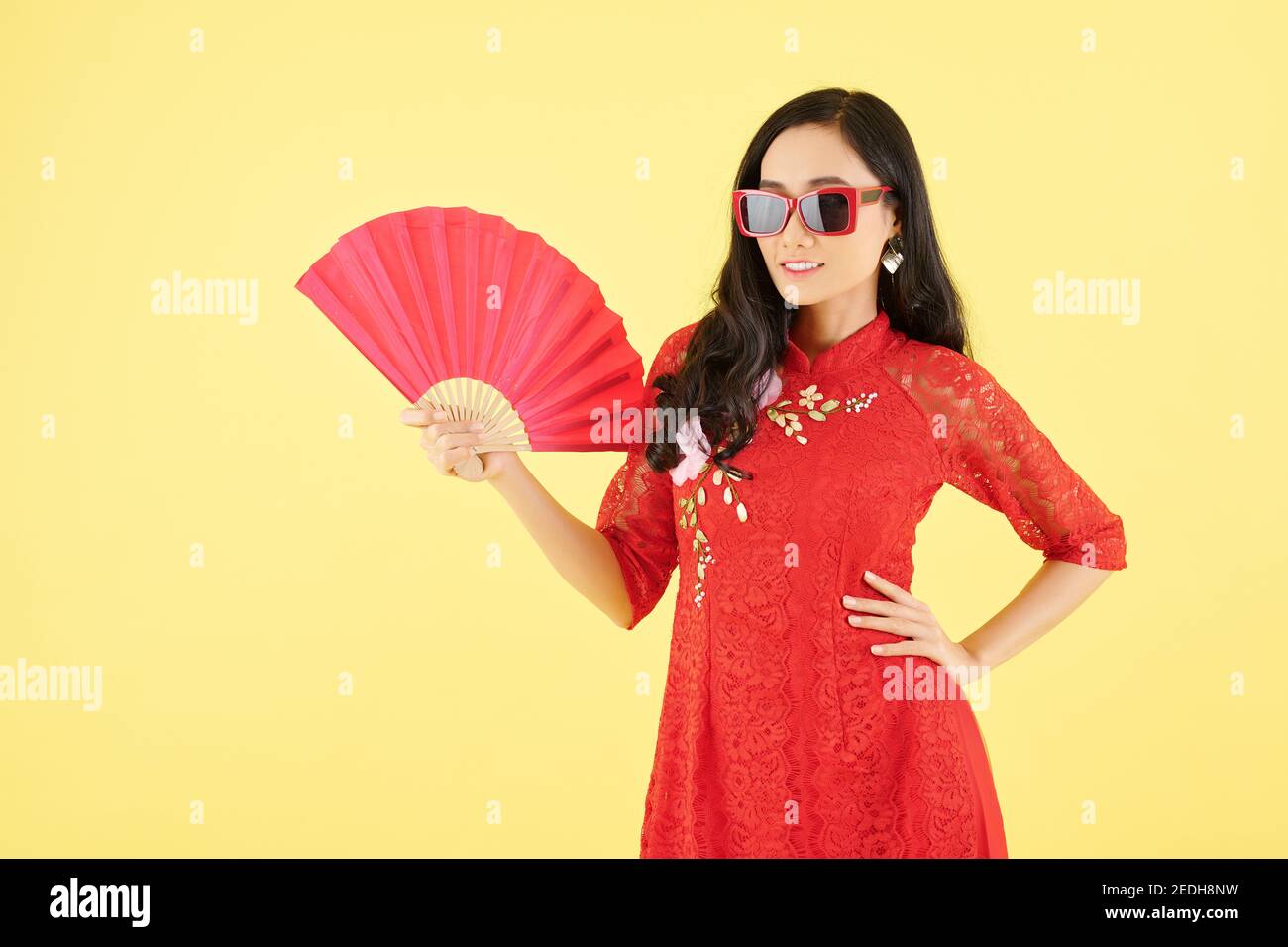 Asian woman with paper fan Stock Photo - Alamy