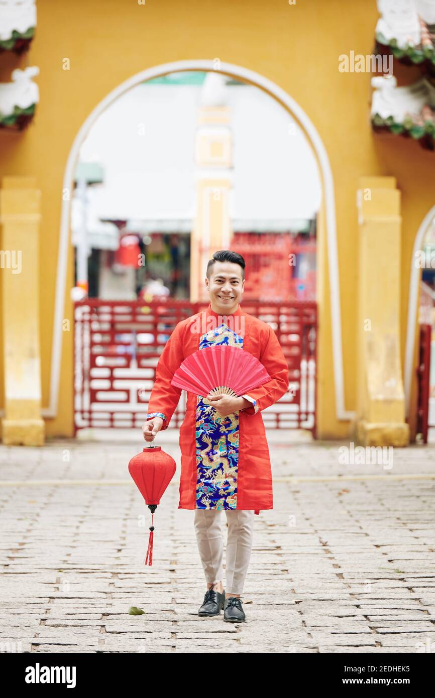 Vietnamese man in traditional clothes Stock Photo - Alamy