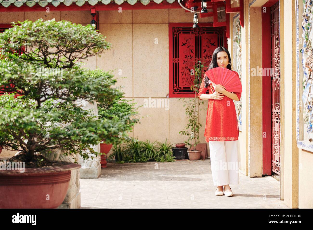 Vietnamese woman with paper fan Stock Photo - Alamy