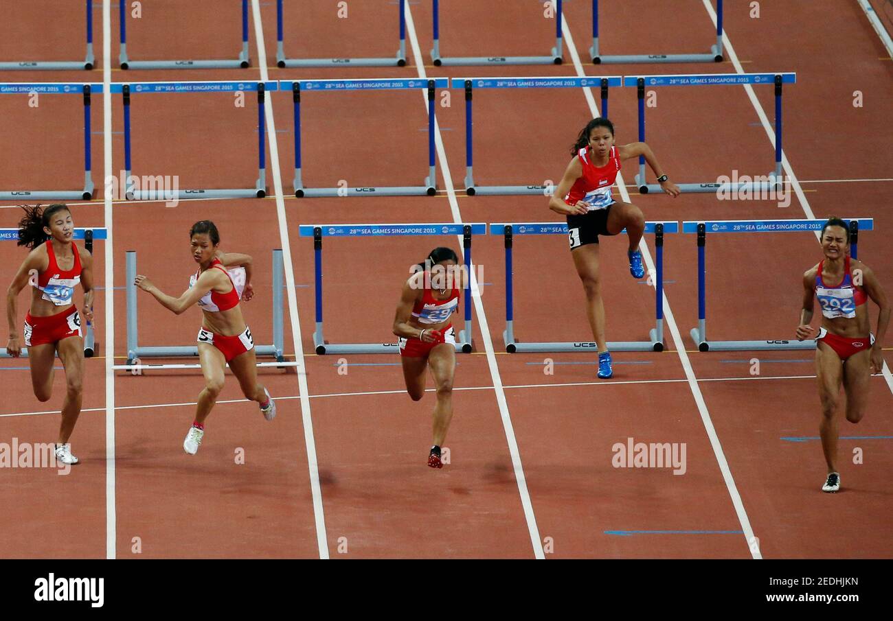 100m sprint athletics finish hi-res stock photography and images - Alamy