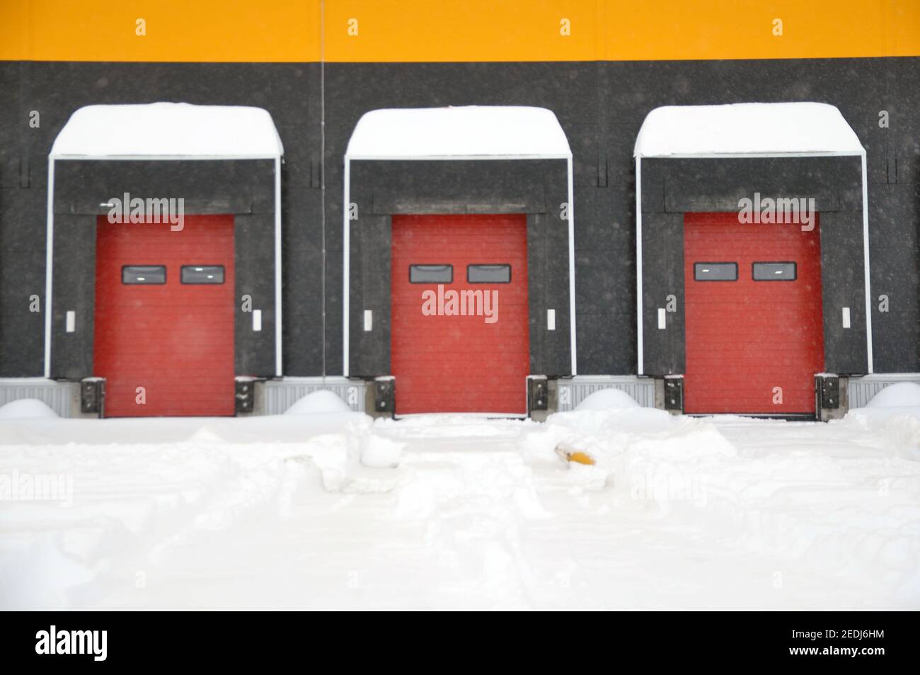 Empty loading bay hi-res stock photography and images - Alamy