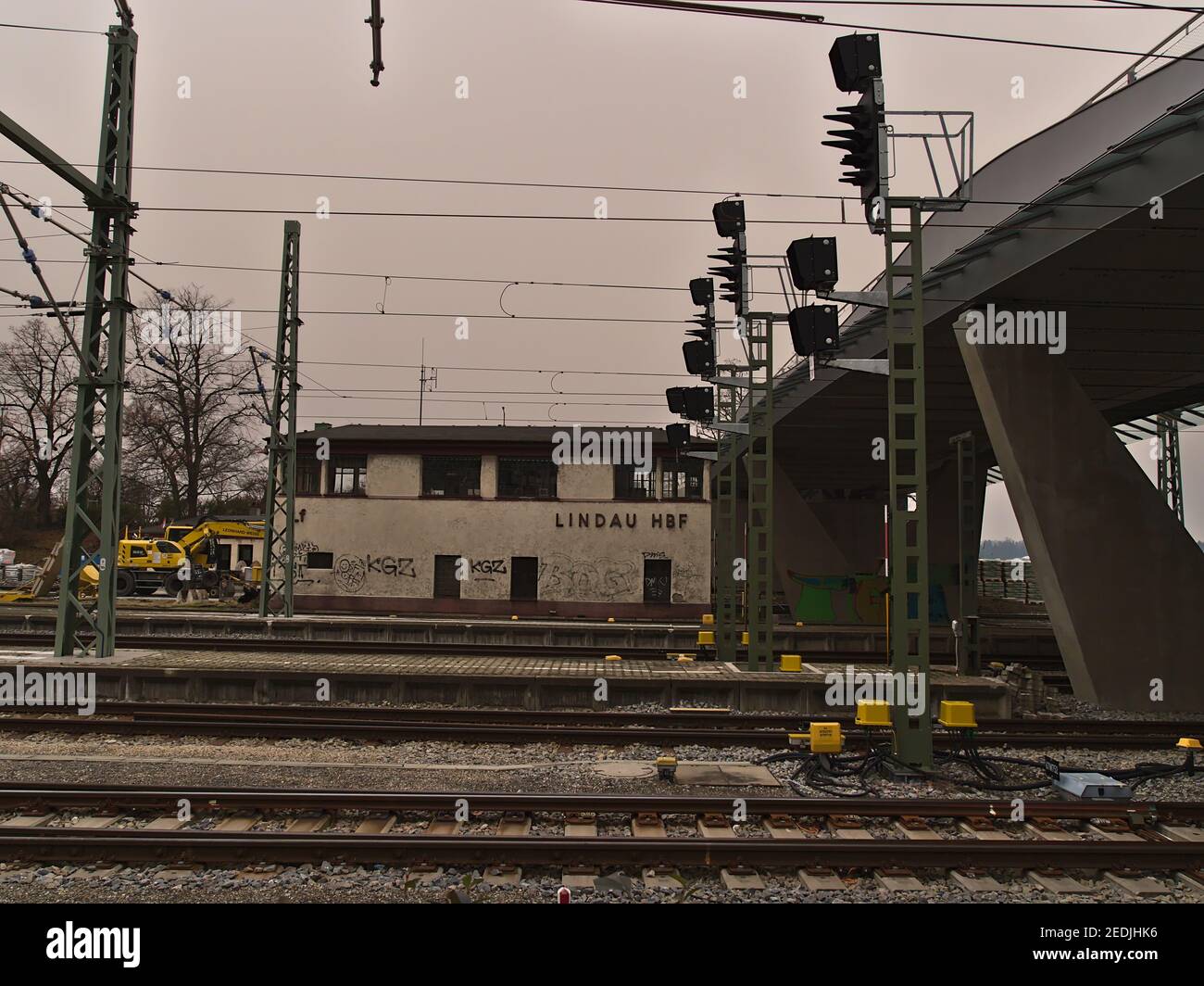 Overhead railroad signals hi-res stock photography and images - Alamy