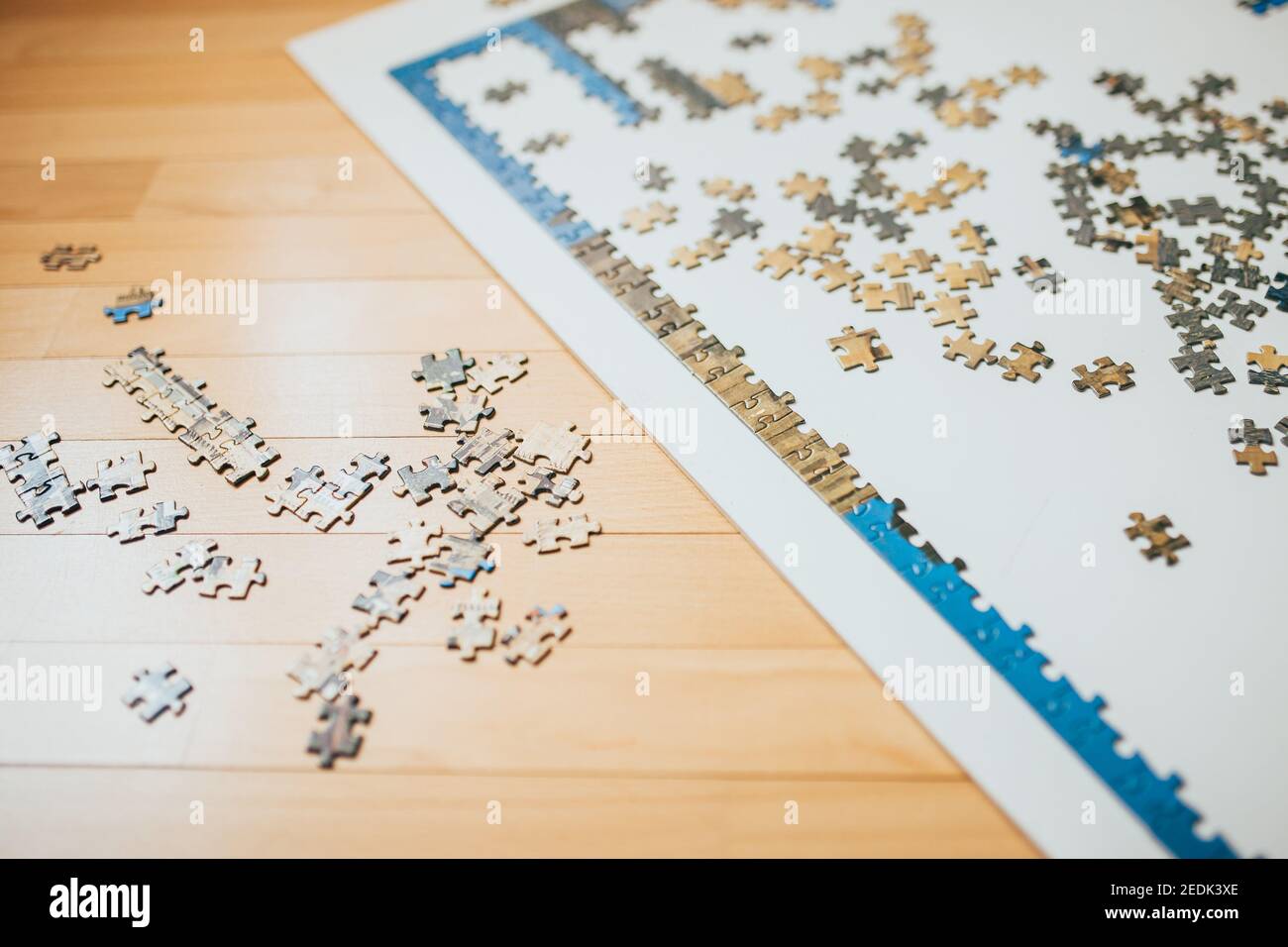 Puzzle solution for the whole family - a picture of many small pieces ...