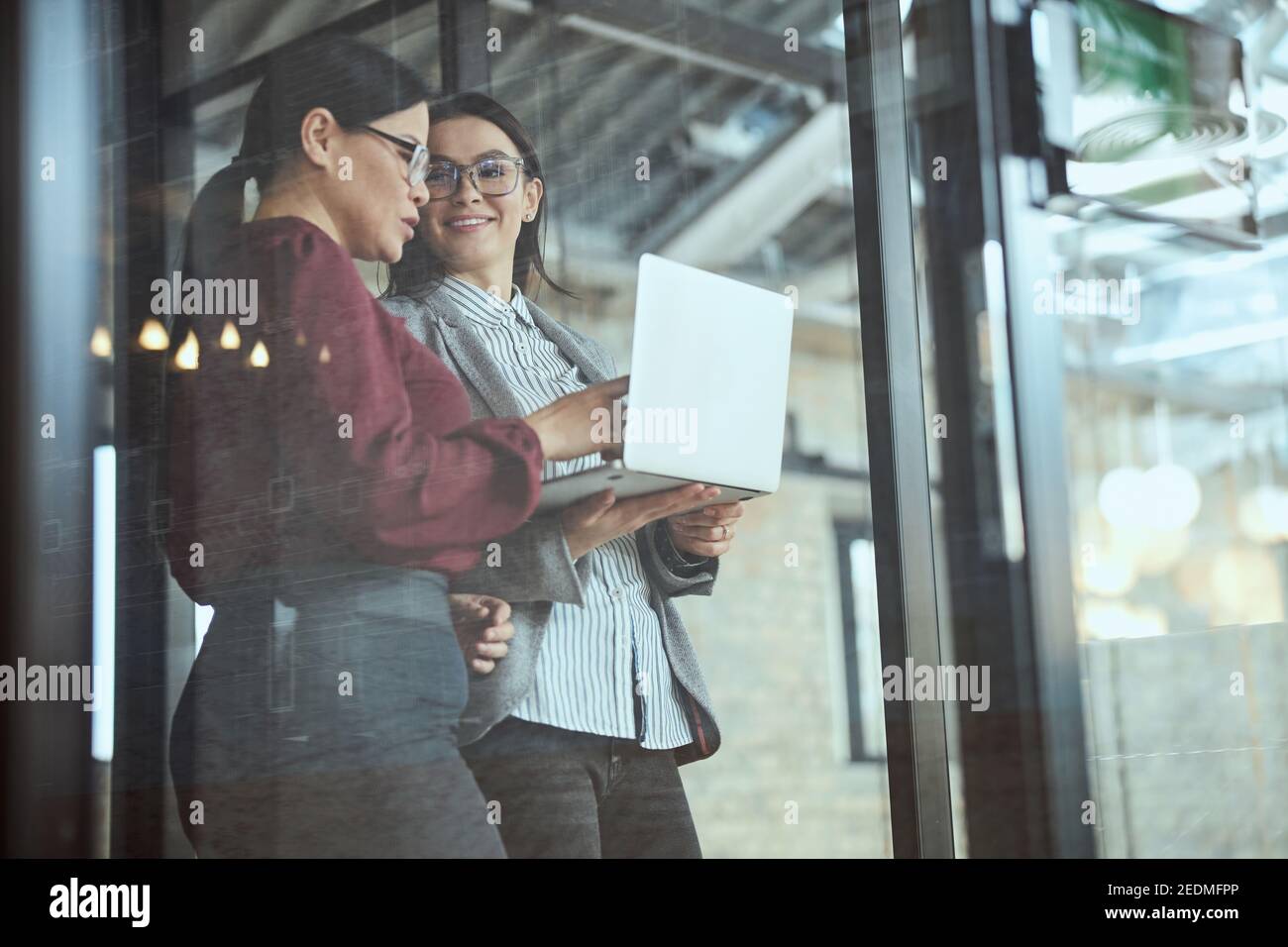 Woman staring distance office hi-res stock photography and images - Alamy
