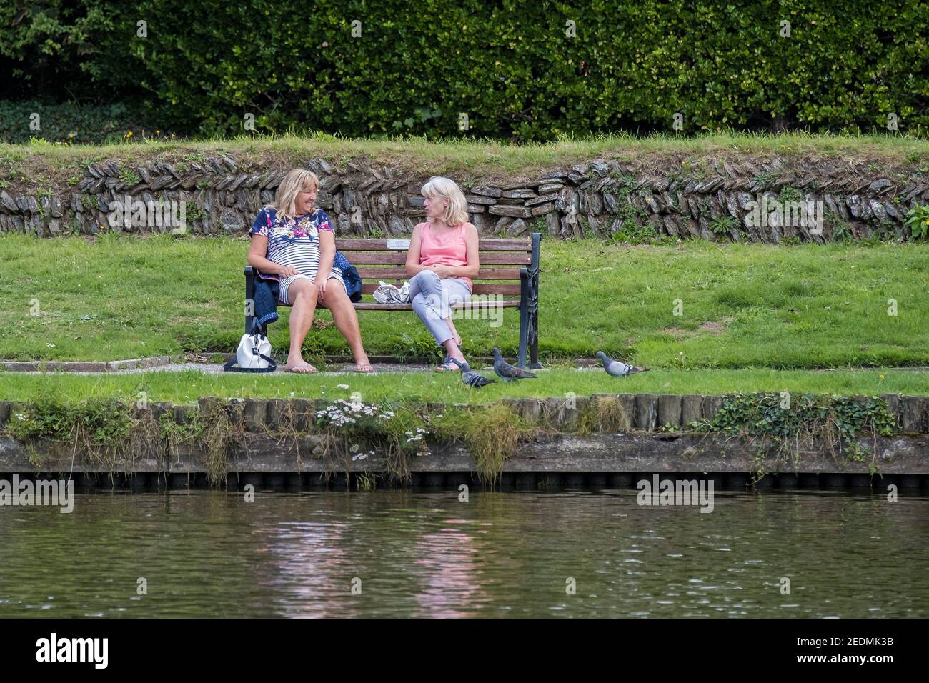 Chatting bench hi-res stock photography and images - Alamy