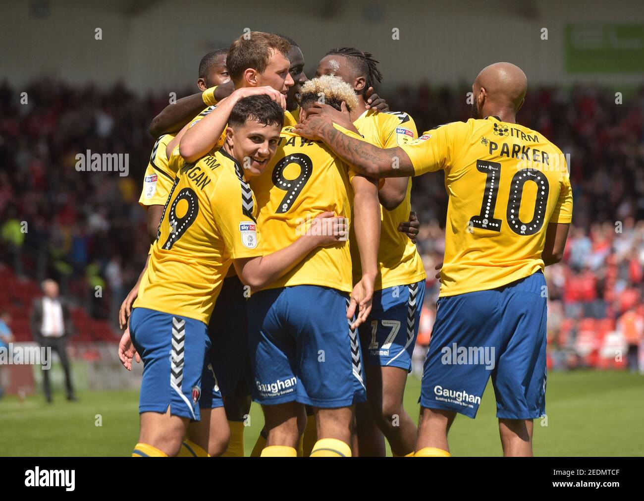 Team play charlton athletic hi-res stock photography and images - Alamy