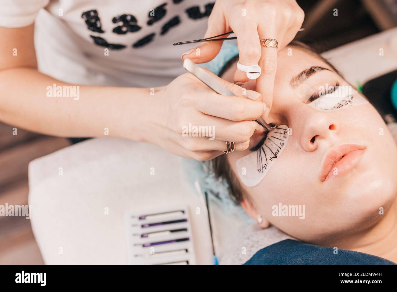 The procedure for selecting and sticking artificial eyelashes on the ...