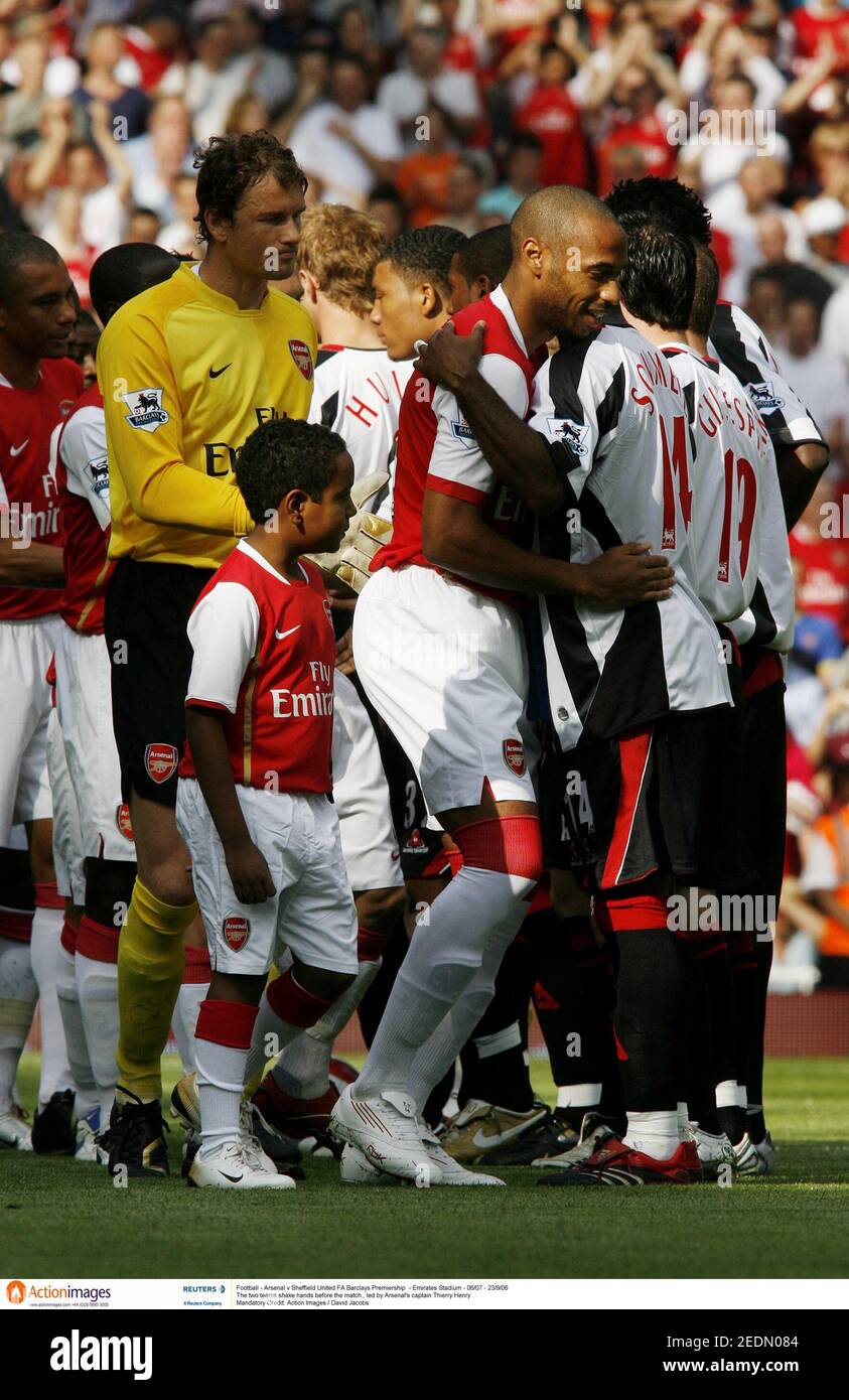 Two teams shake hands hi-res stock photography and images - Alamy