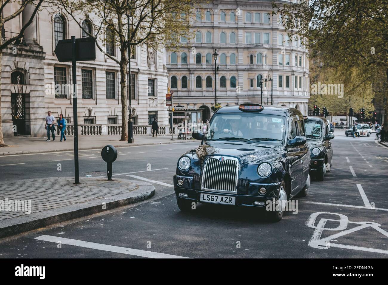 Black cab in london hi-res stock photography and images - Alamy