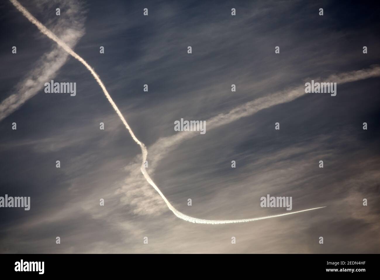 Aeroplanes contrails hi-res stock photography and images - Alamy