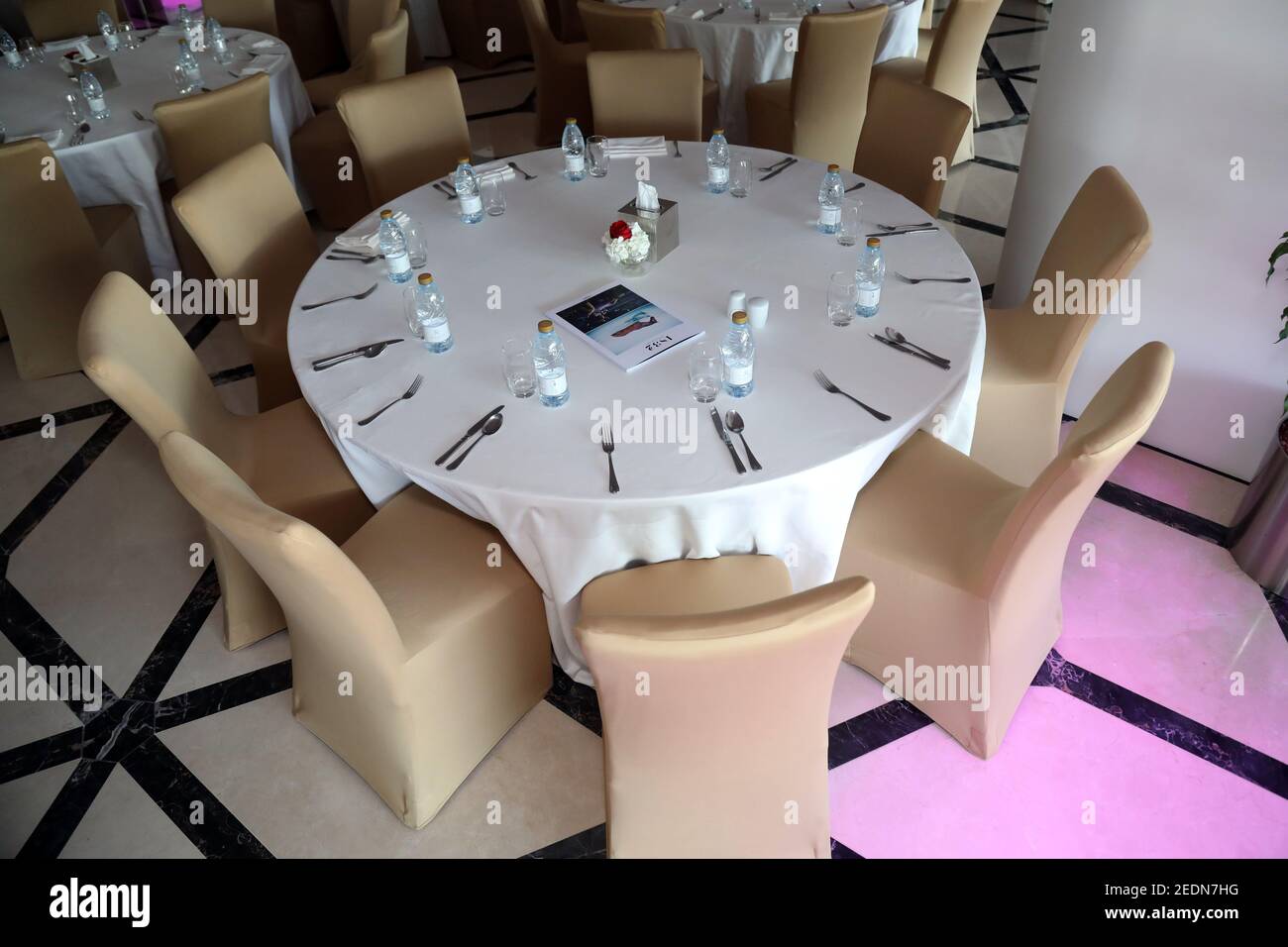 Birds eye view table chairs hi-res stock photography and images - Alamy