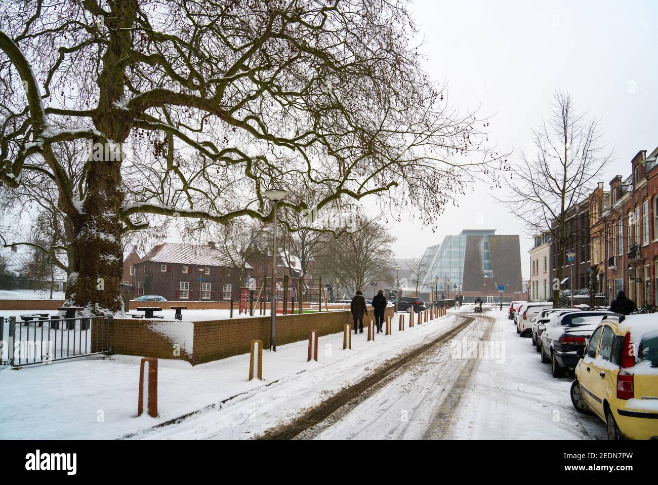 Snowy street scene hi-res stock photography and images - Alamy