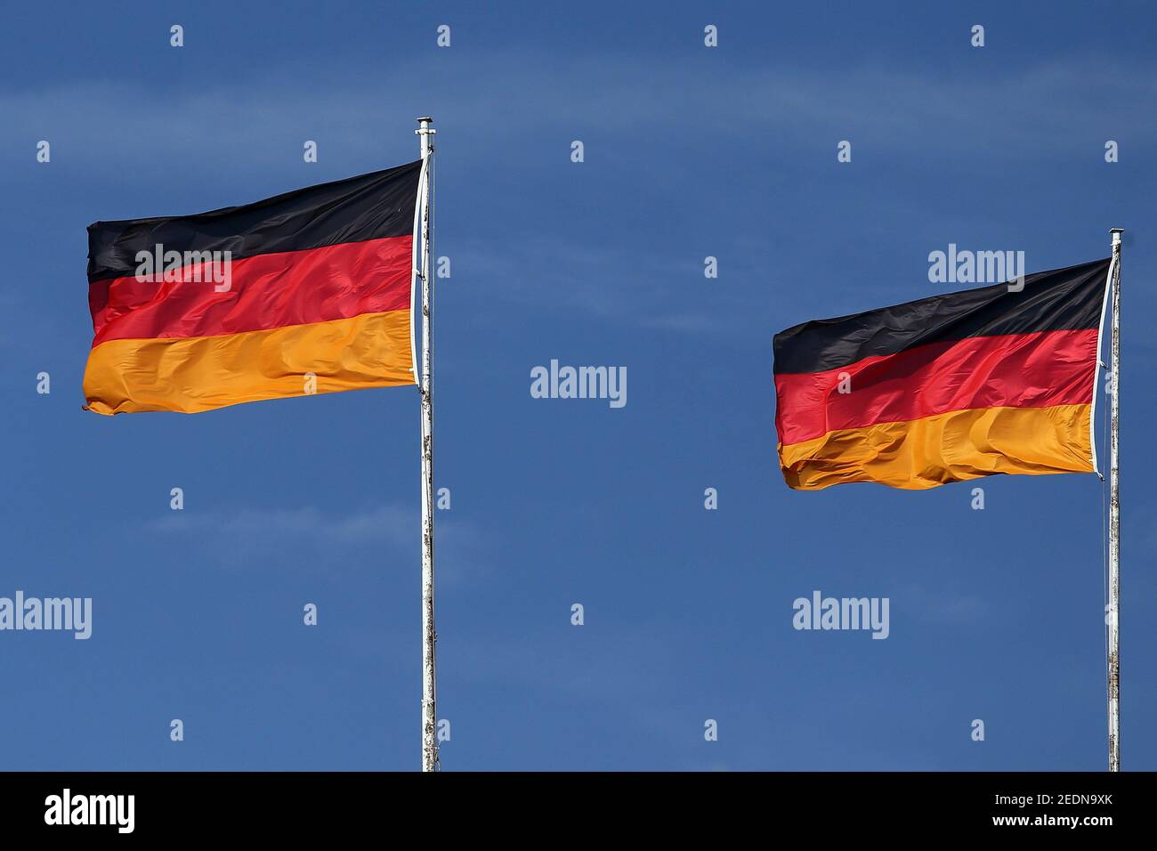 Double yellow flags hi-res stock photography and images - Alamy