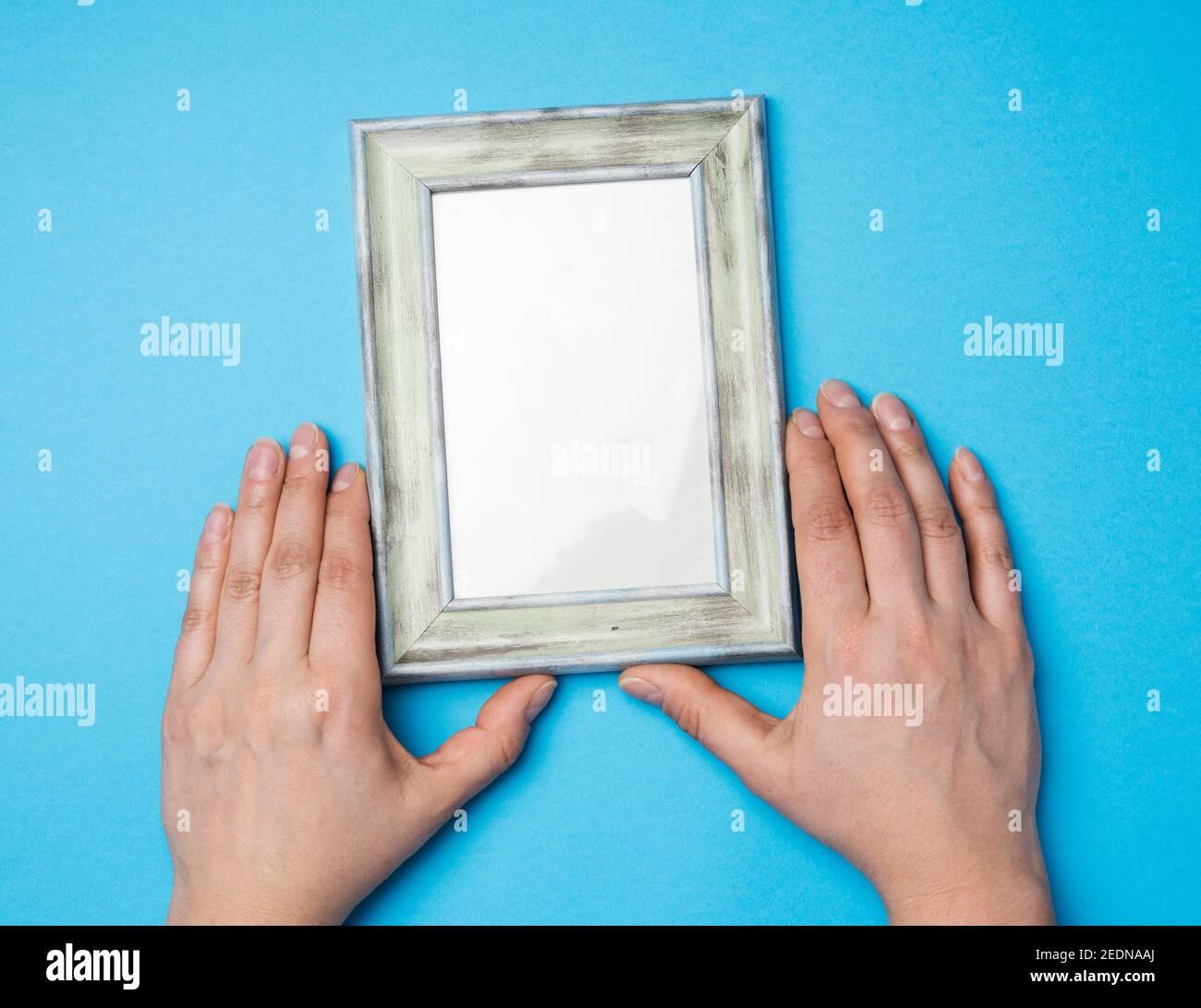 Hands holding up picture blue hi-res stock photography and images - Alamy