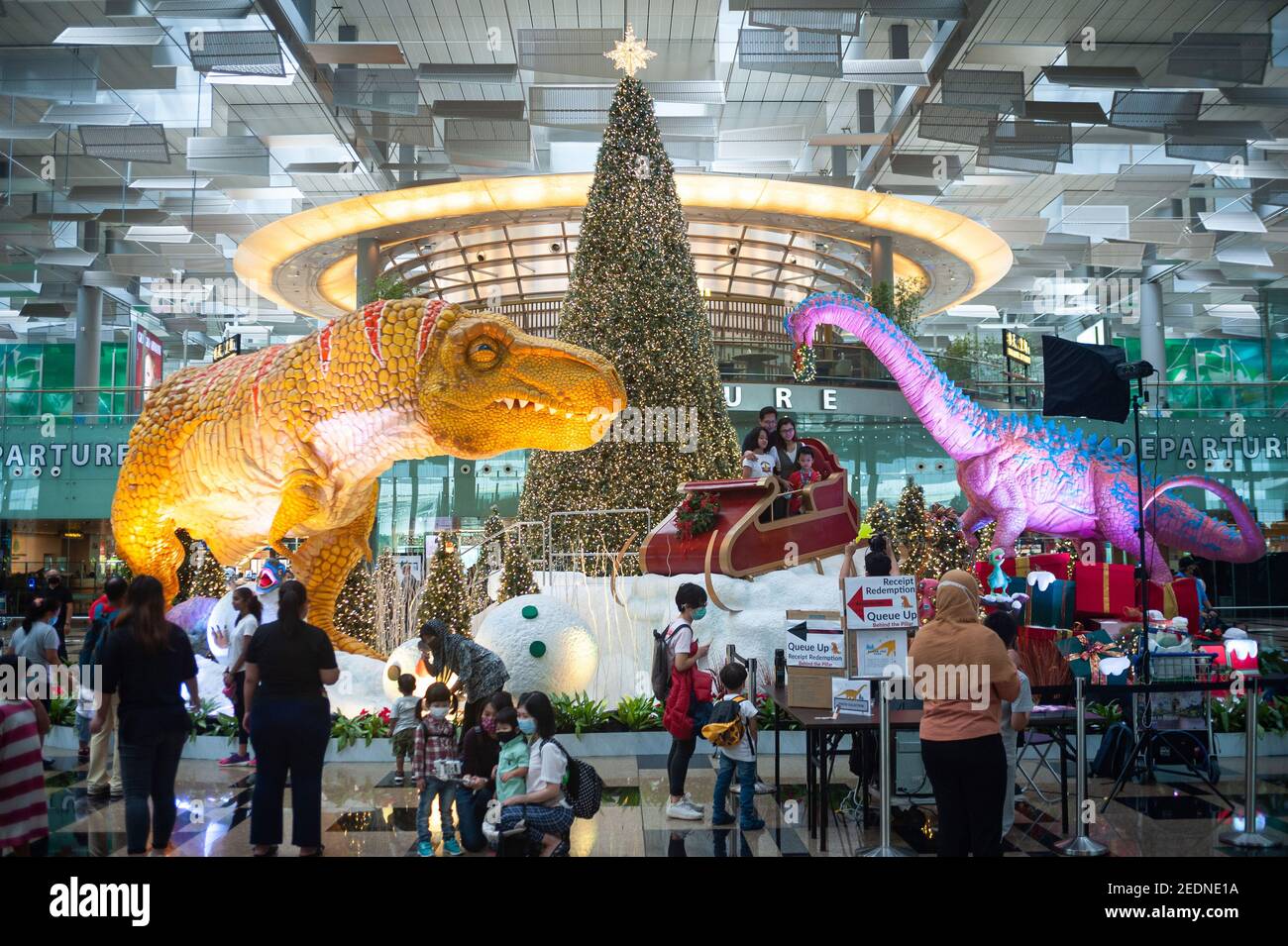 08.12.2020, Singapore, , Singapore - Dinosaurs, a sleigh and a ...