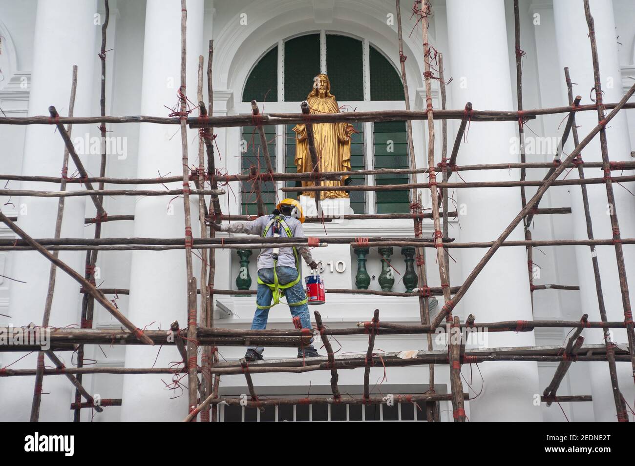 Scaffolding on building in singapore hi-res stock photography and ...