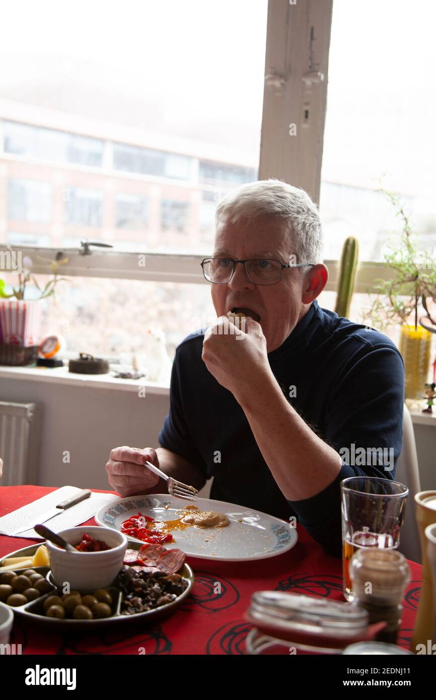 Man eating lunch hi-res stock photography and images - Alamy