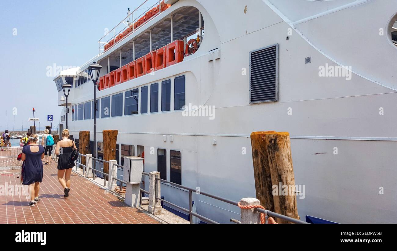 Boarding a ship hi-res stock photography and images - Alamy
