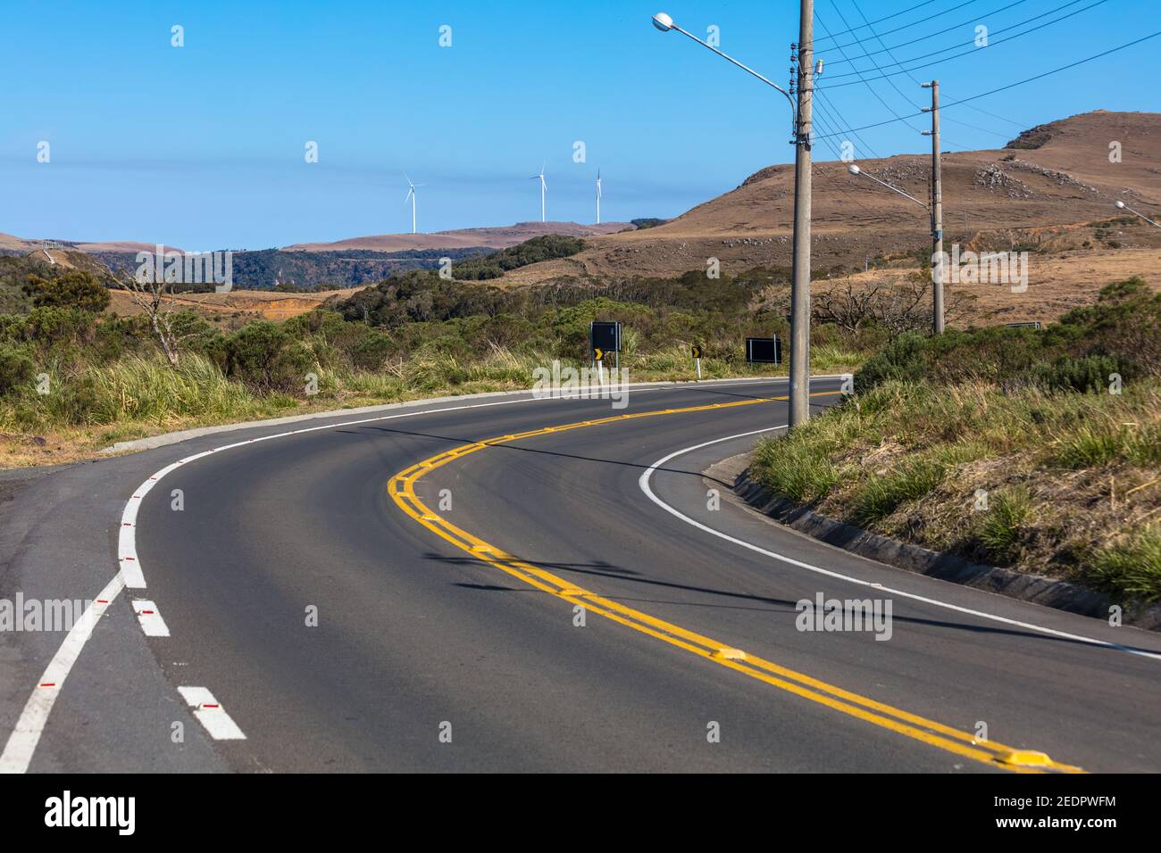 Beautiful view of a curve in the highway Stock Photo - Alamy