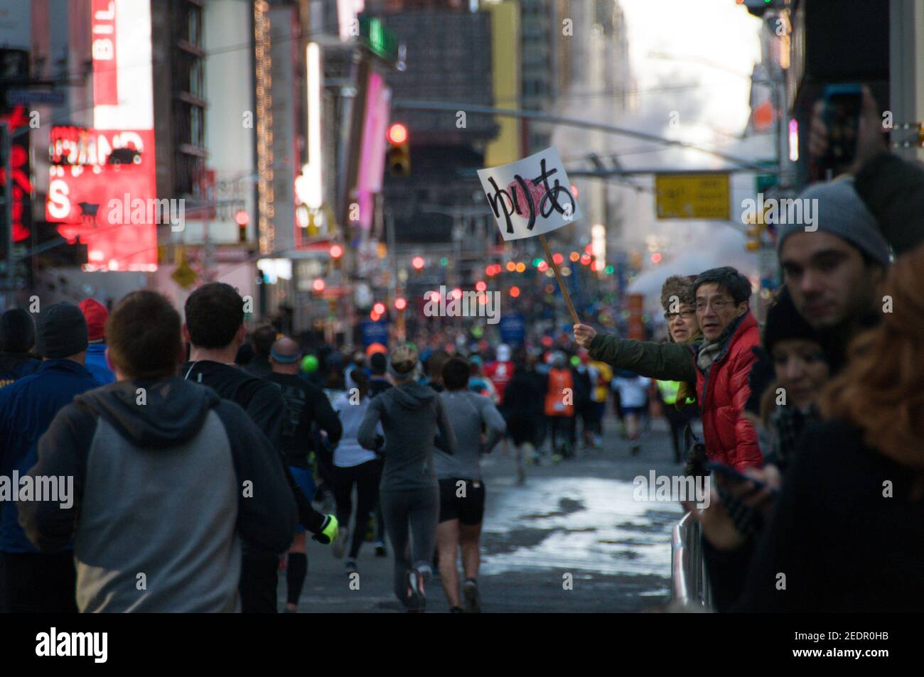 Cheering marathon runners hi-res stock photography and images - Alamy