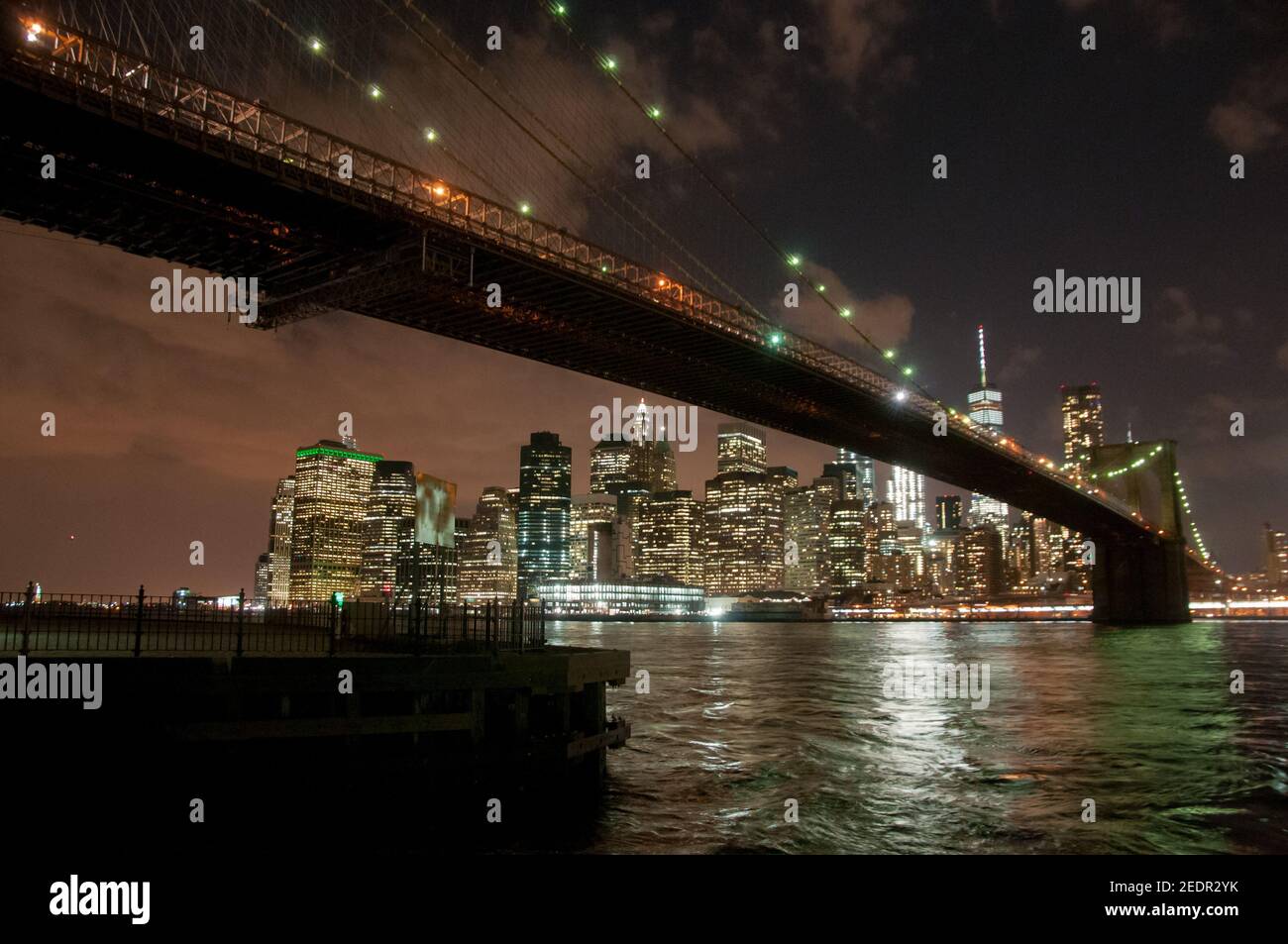 Manhattan bridge New York at night time Stock Photo - Alamy