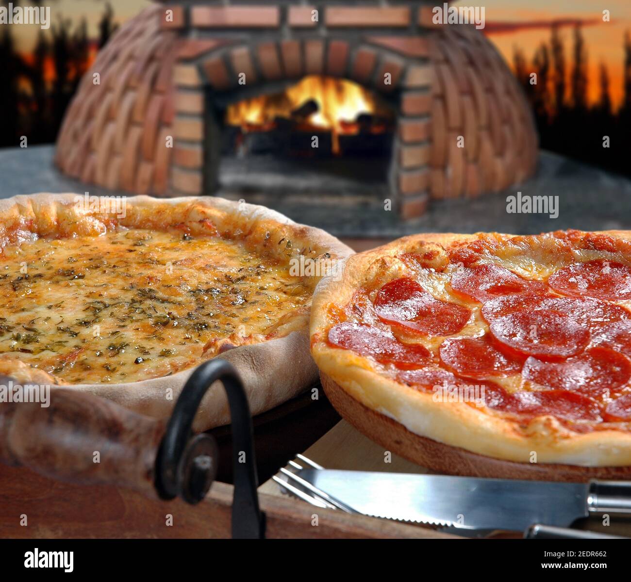 Duas pizzas, pepperoni e queijo Stock Photo - Alamy