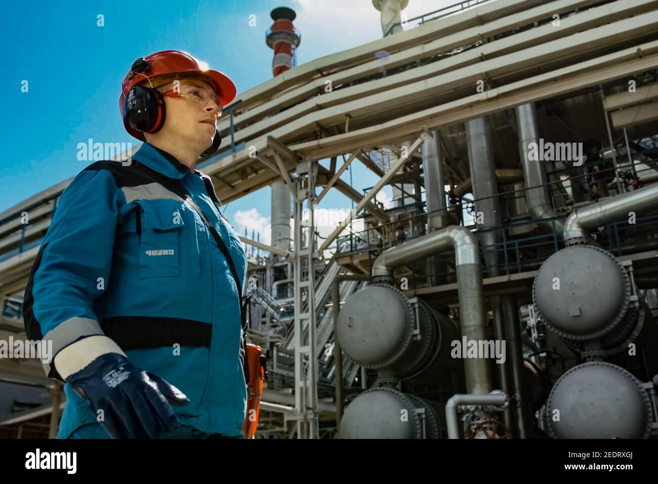 Men work oil refinery in hi-res stock photography and images - Alamy