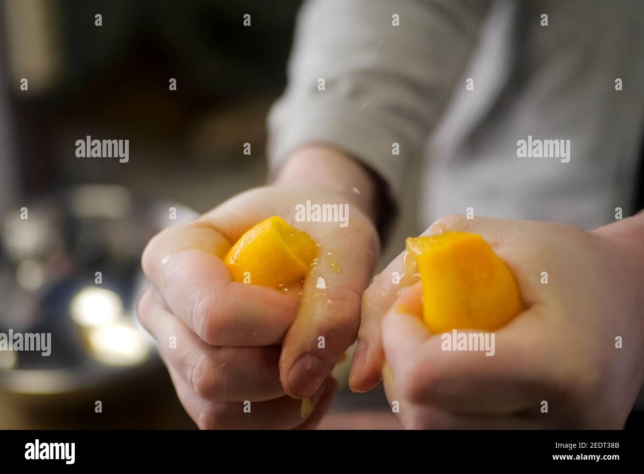 Hand squeeze lemons hi-res stock photography and images - Alamy
