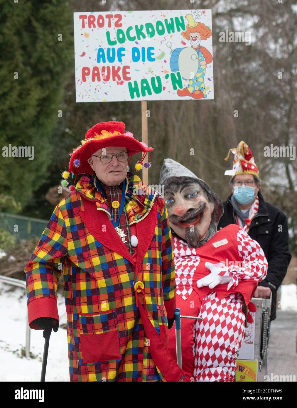 Unna, Germany. 15th Feb, 2021. Carnivalist Helmut Scherer waves at what ...