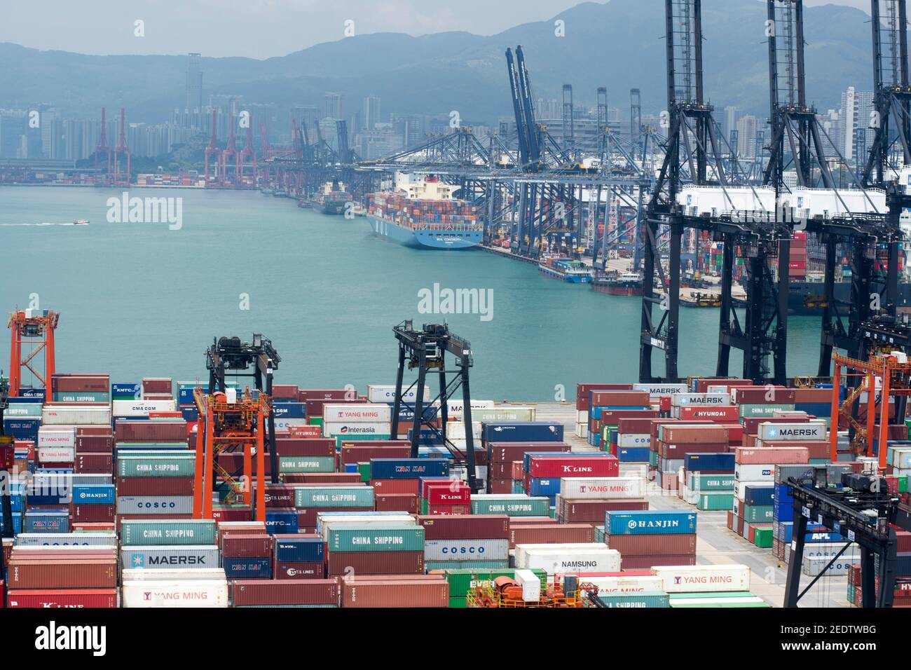 Kwai chung container port hi-res stock photography and images - Alamy