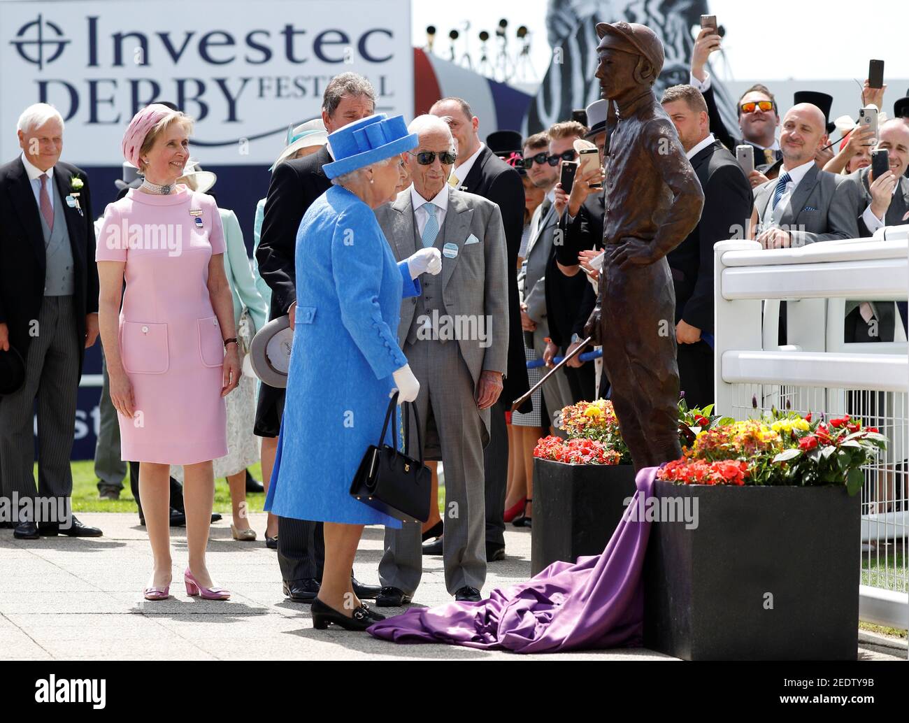 Queen unveils statue hi-res stock photography and images - Alamy