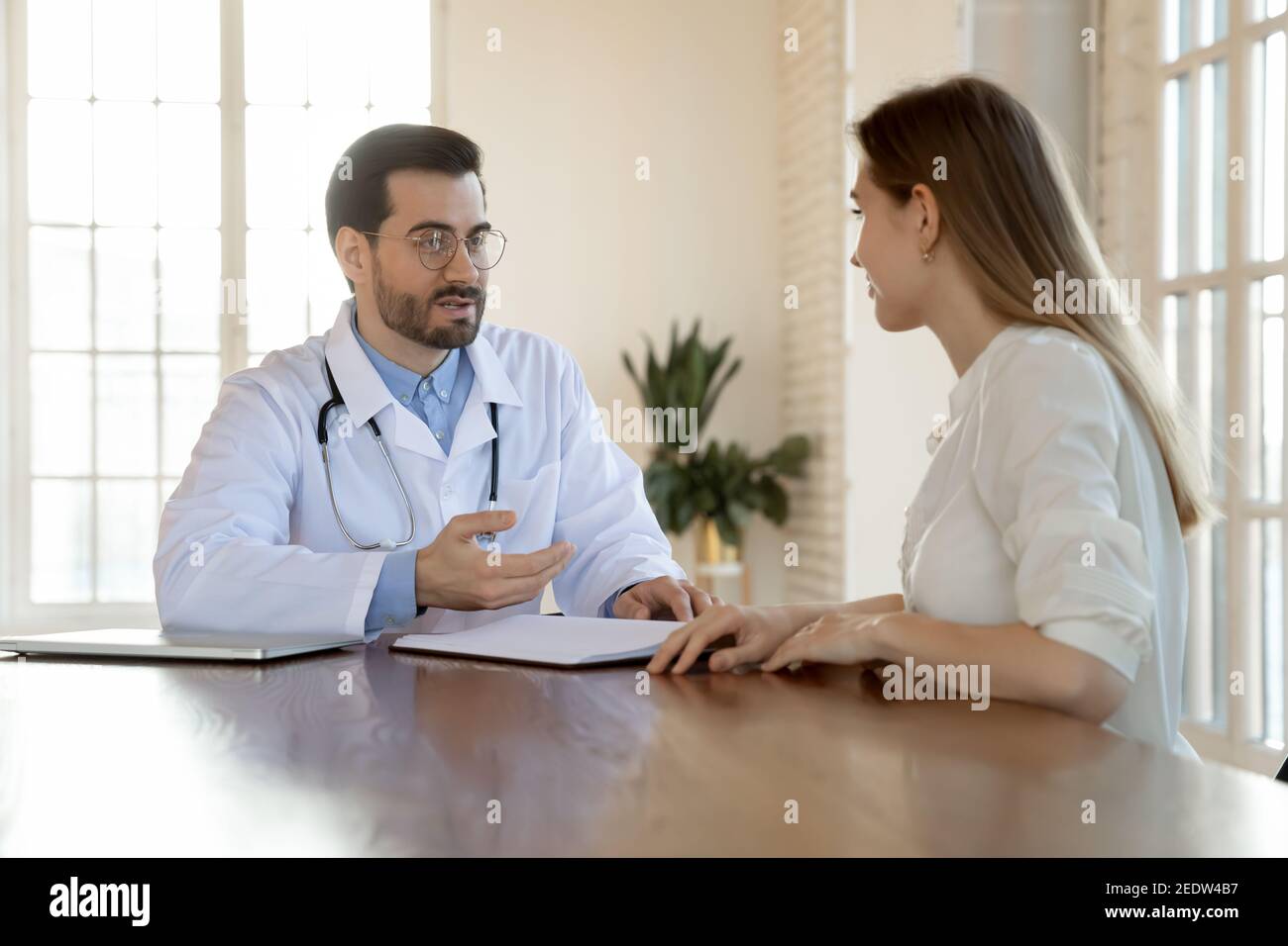 Consulting examine hi-res stock photography and images - Alamy