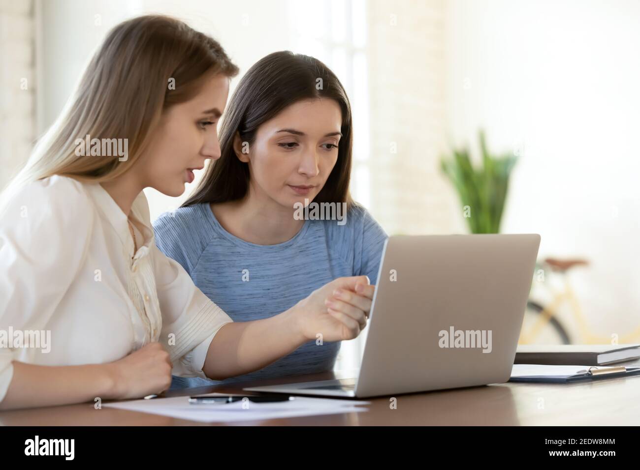 Female worker helping colleague hi-res stock photography and images - Alamy