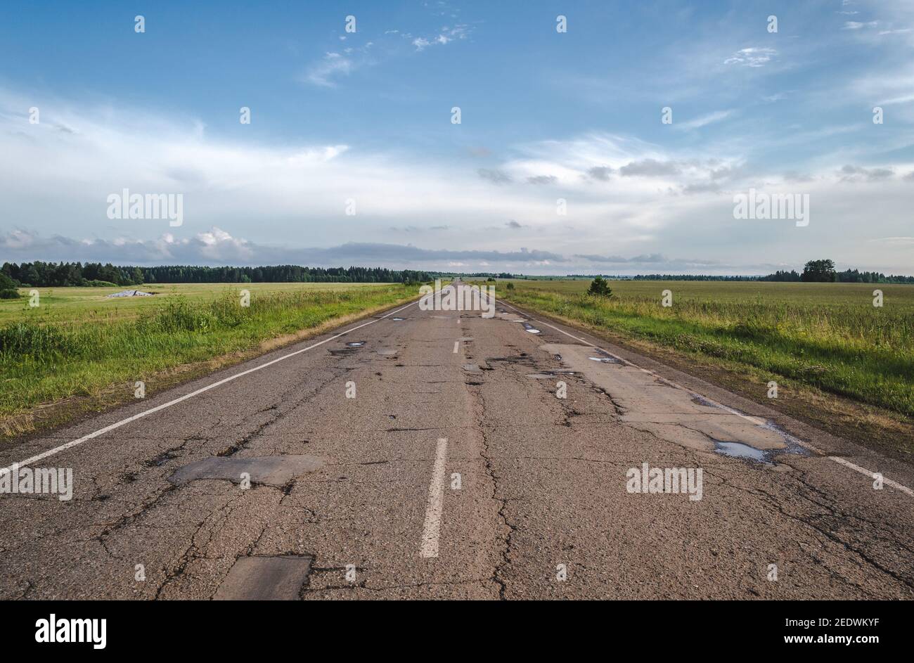 Long driveway hi-res stock photography and images - Alamy