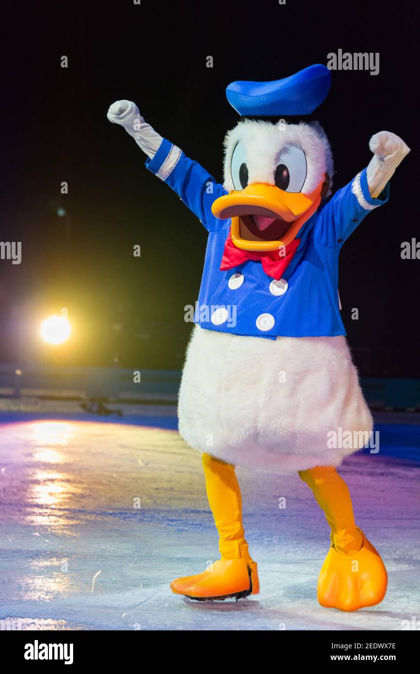 Donald duck disney on ice hi-res stock photography and images - Alamy